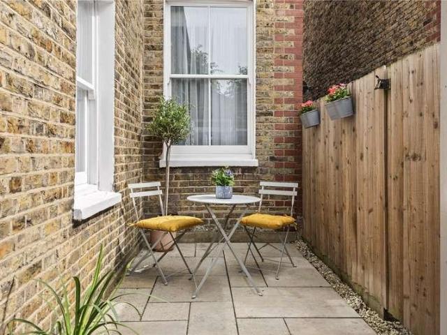 2 bed flat for sale