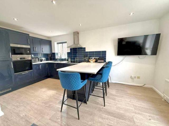 2 bed flat for sale