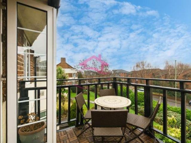 2 bed flat for sale