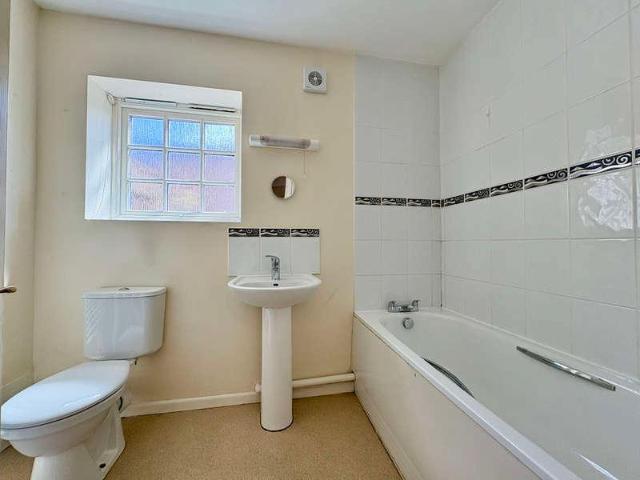 2 bed flat for sale