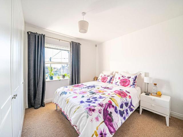 2 bed flat for sale