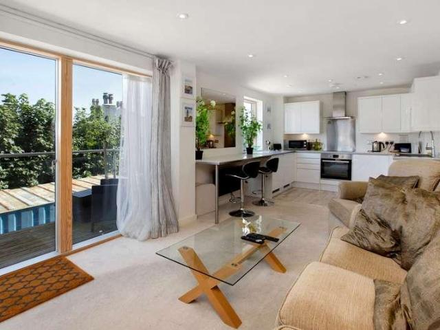 2 bed flat for sale