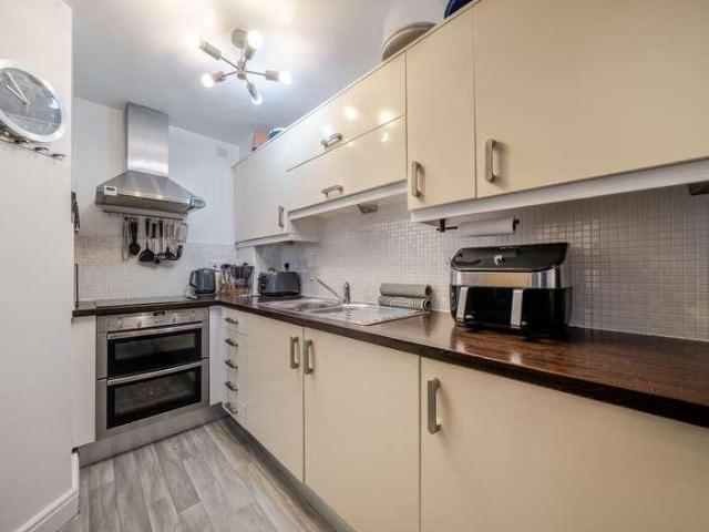 2 bed flat for sale