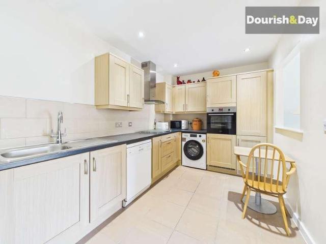 2 bed flat for sale