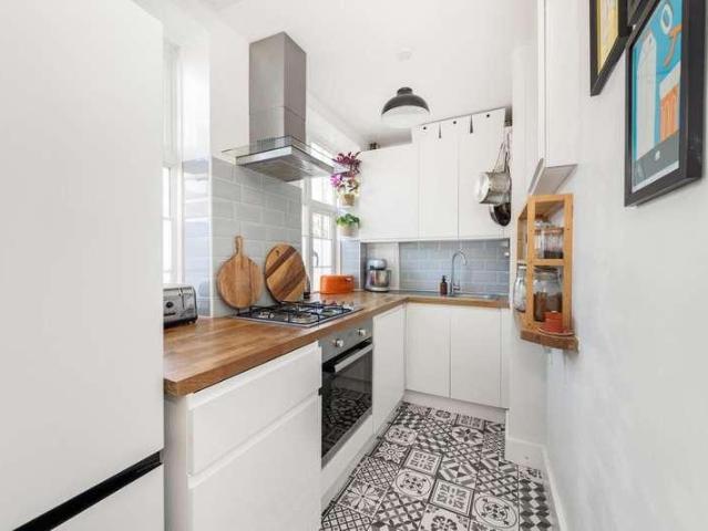 2 bed flat for sale