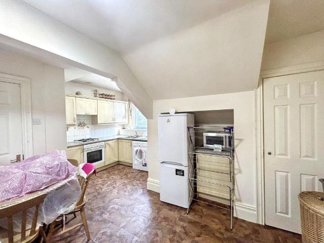2 bed flat for sale