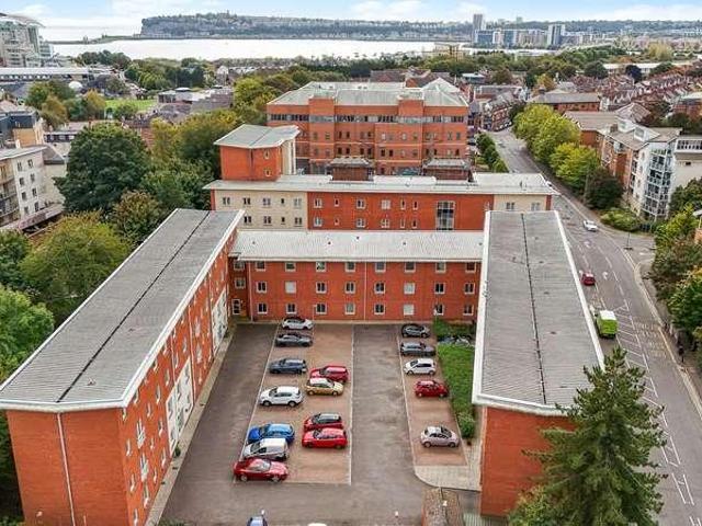 2 bed flat for sale