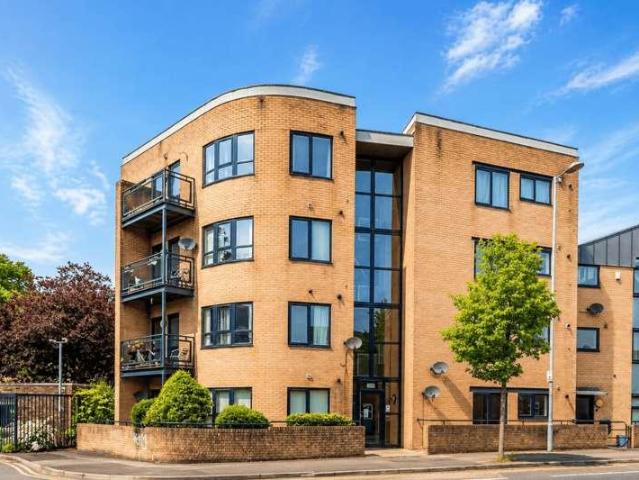 2 bed flat for sale