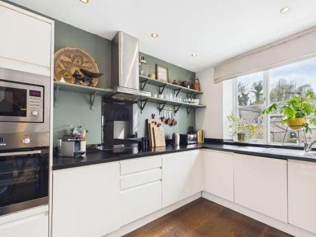 2 bed flat for sale