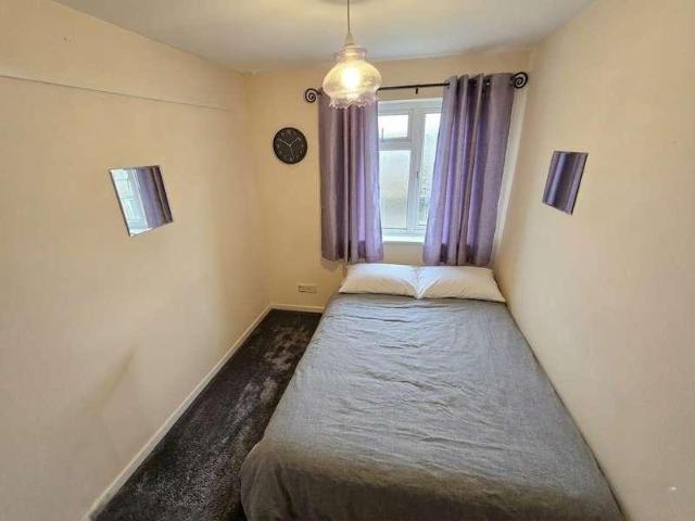 2 bed flat for sale