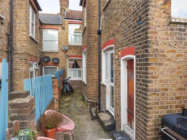 2 bed flat for sale