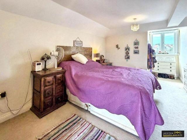 2 bed flat for sale