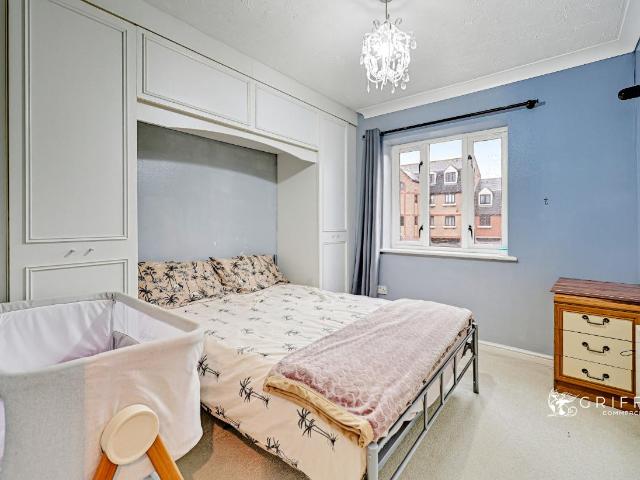 2 bed flat for sale