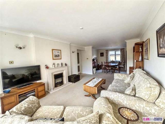 2 bed flat for sale
