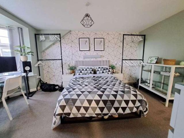 2 bed flat for sale
