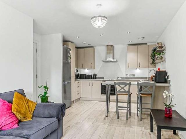 2 bed flat for sale