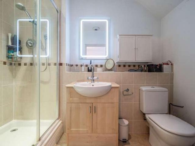 2 bed flat for sale