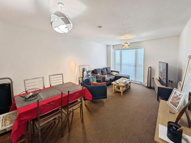 2 bed flat for sale