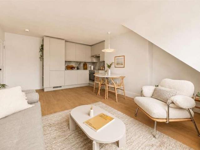 2 bed flat for sale