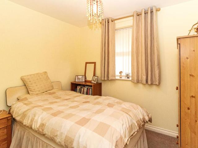 2 bed flat for sale