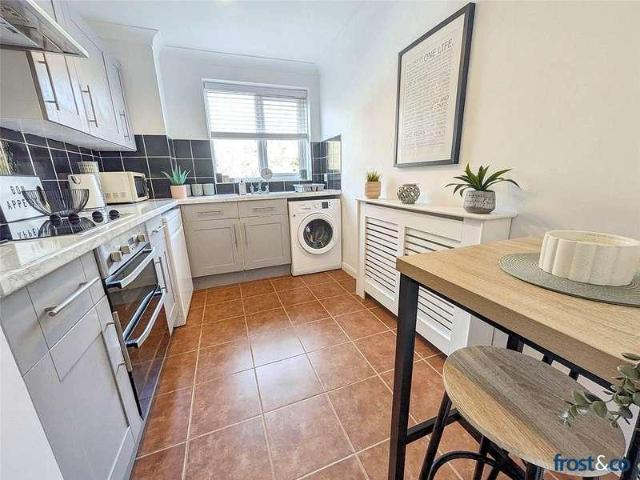 2 bed flat for sale