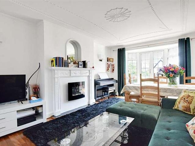 2 bed flat for sale