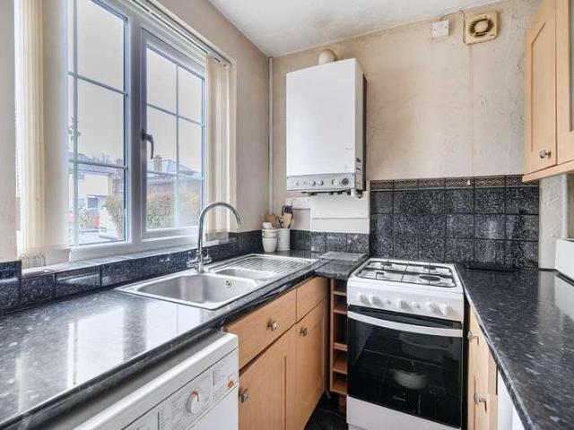 2 bed flat for sale