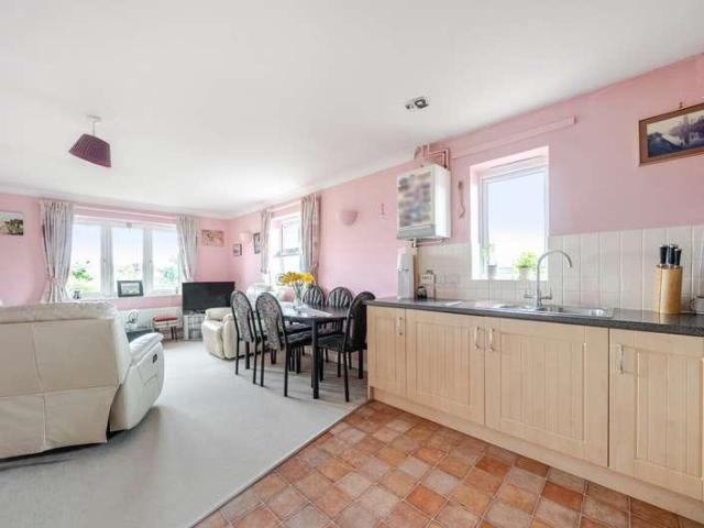 2 bed flat for sale