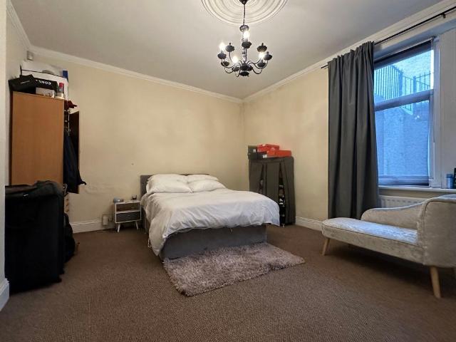 2 bed flat for sale