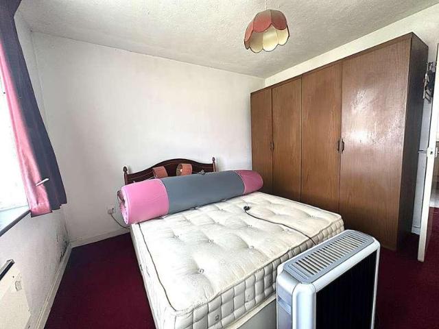 2 bed flat for sale