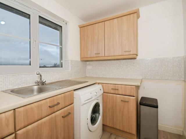 2 bed flat for sale