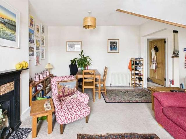 2 bed flat for sale