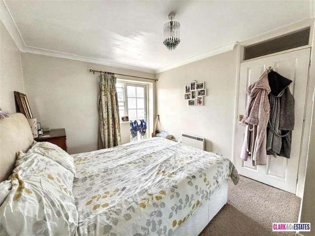 2 bed flat for sale