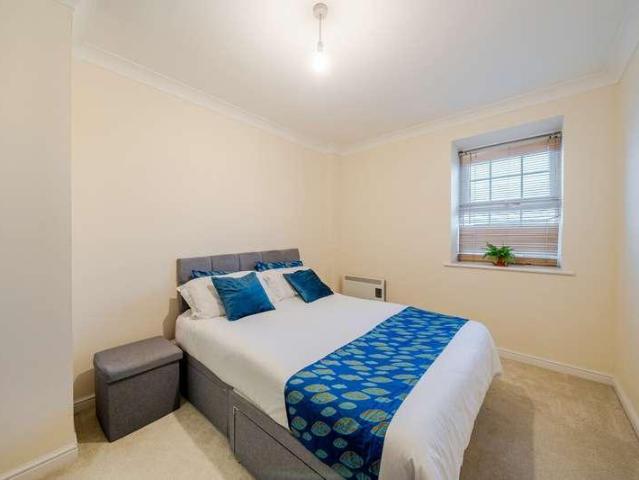 2 bed flat for sale