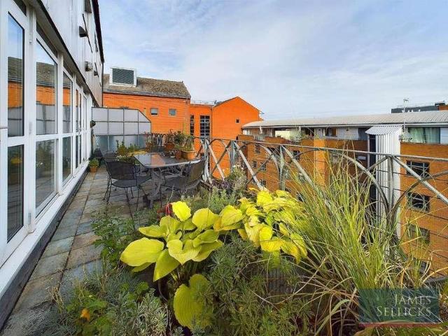 2 bed flat for sale