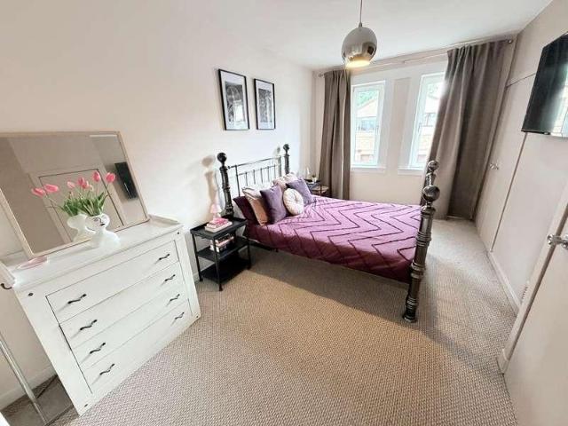 2 bed flat for sale