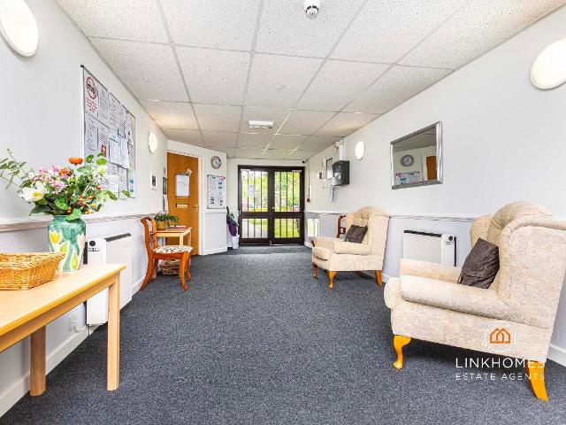 2 bed flat for sale