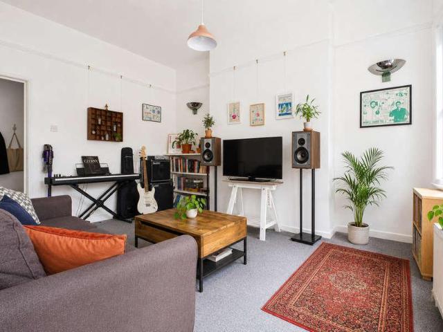 2 bed flat for sale