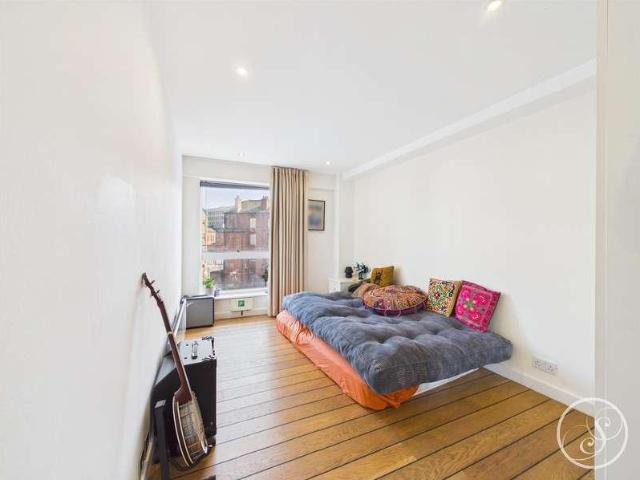 2 bed flat for sale
