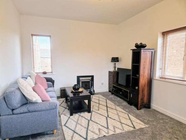 2 bed flat for sale