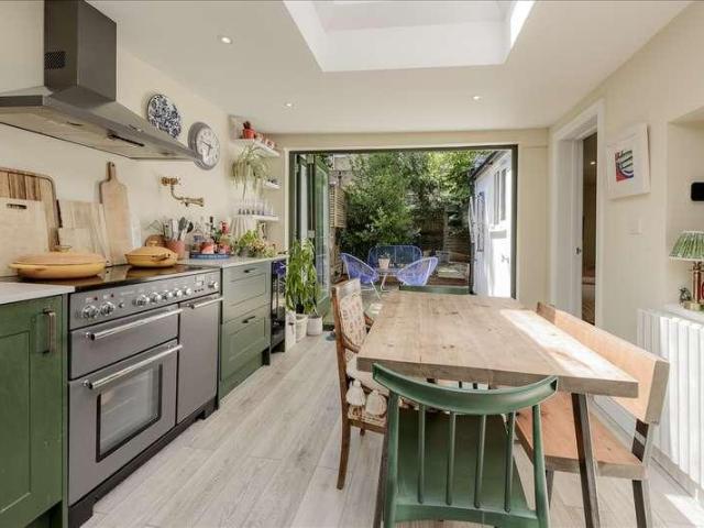 2 bed flat for sale