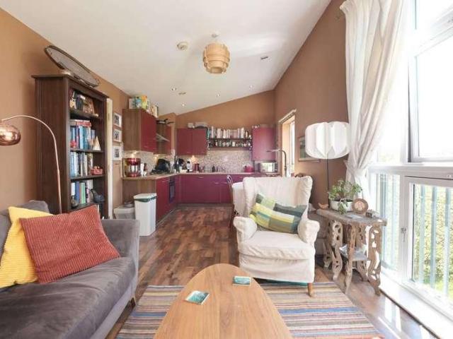 2 bed flat for sale