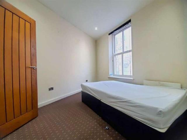 2 bed flat for sale