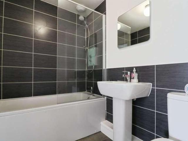 2 bed flat for sale