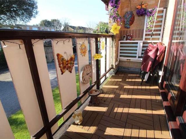 2 bed flat for sale