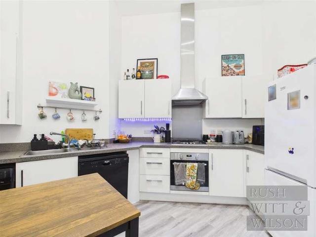 2 bed flat for sale