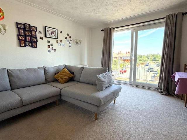 2 bed flat for sale