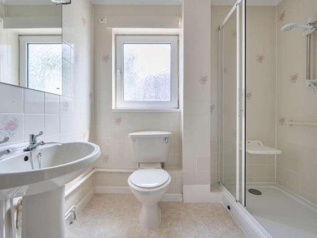 2 bed flat for sale