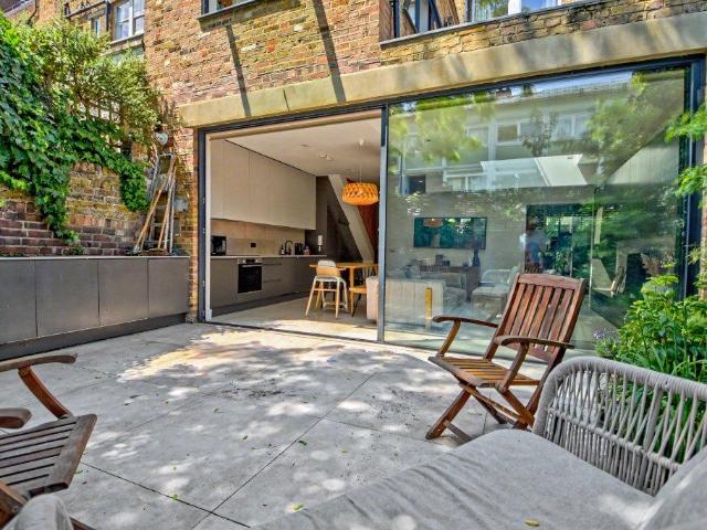 2 bed flat for sale