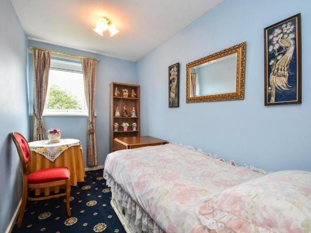 2 bed flat for sale
